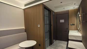 Quarto Triplo Premium | Edredões de penas, cortinas/cortinados opacos, Wi-fi grátis