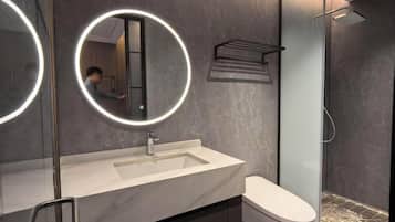 Quarto Duplo Empresarial | Casa de banho | Um polibã, um chuveiro fixo, um secador de cabelo, chinelos