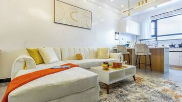 Apartamento luxo, sacada, vista para a cidade | Área de estar