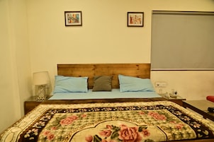 Quarto casal luxo, vista para a cidade | Escrivaninha, espaço de trabalho para notebook