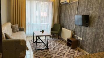Apartamento clássico, sacada, vista para a cidade | Área de estar