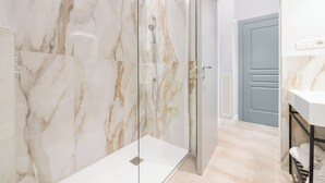 Suite Júnior | Casa de banho | Um polibã, um secador de cabelo, toalhas fornecidas, sabão 