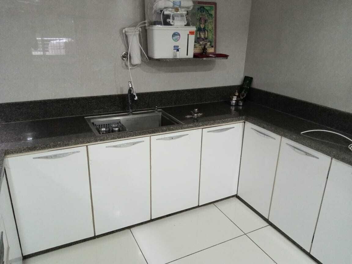 Geladeira, micro-ondas, fogão, talheres/pratos/utensílios de cozinha