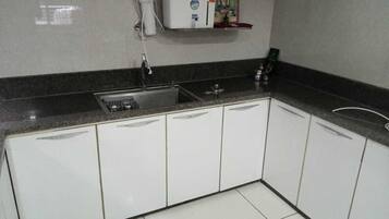 Geladeira, micro-ondas, fogão, talheres/pratos/utensílios de cozinha