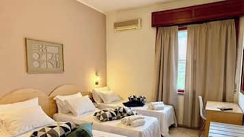 Quarto Triplo Standard, vista para a colina | Cofre no quarto, secretária