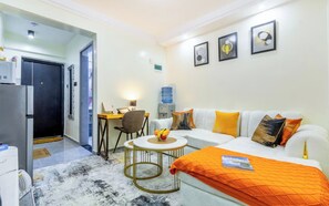 Apartamento luxo, sacada, vista para a cidade | Área de estar