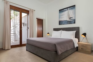 Suite Júnior, varanda | Quartos insonorizados, ferro/tábua de engomar, berço de viagem