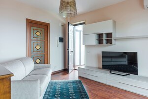 Apartamento, sacada | Área de estar | TV 35 cm com canais digitais
