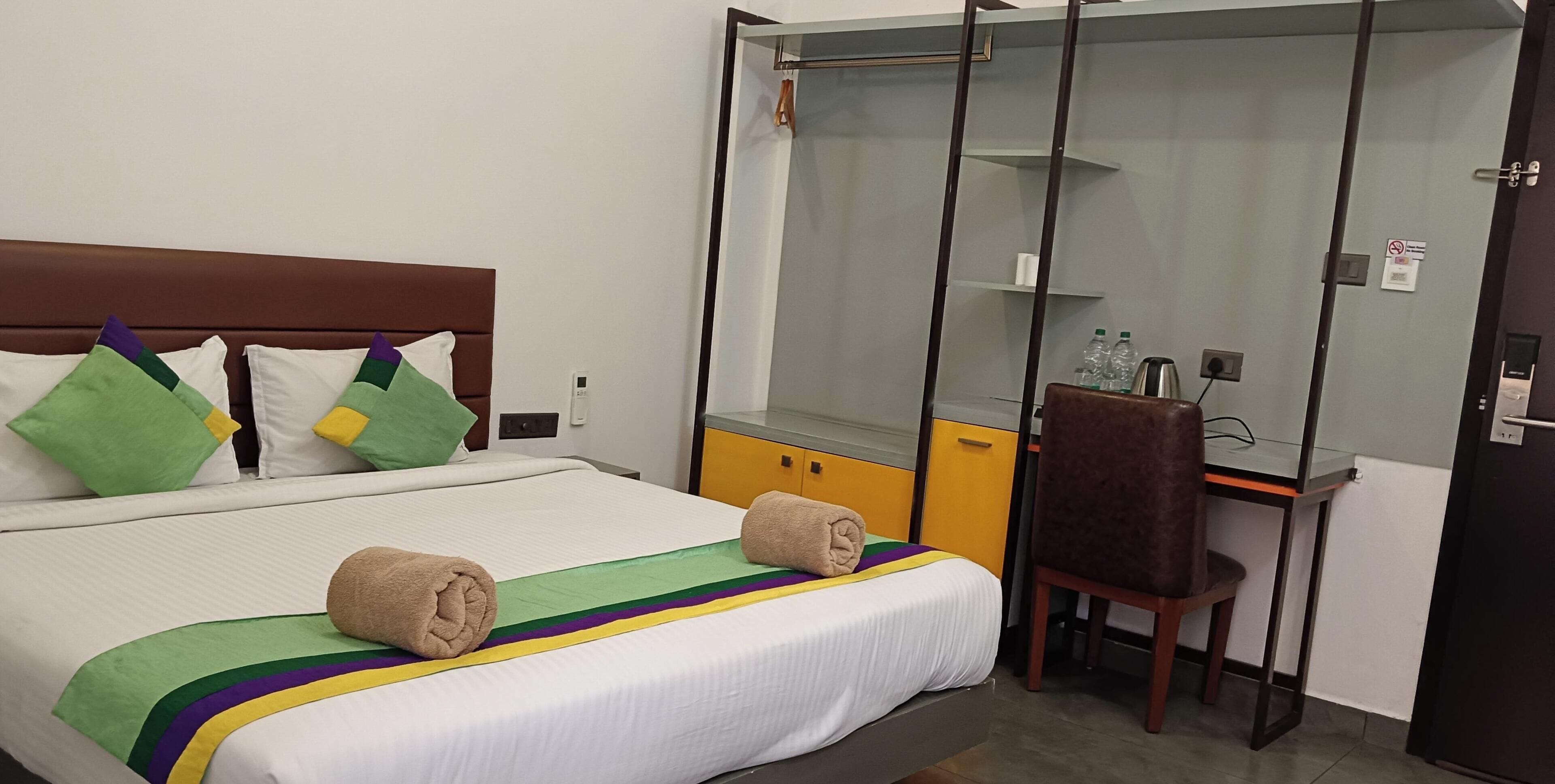 Quarto casal standard | Escrivaninha, espaço de trabalho para notebook, Wi-Fi de cortesia
