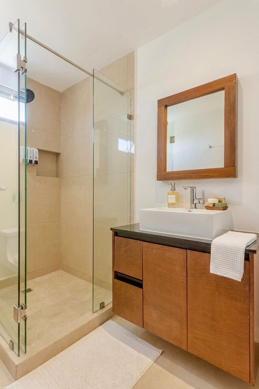 Apartamento Comfort, Vista para a cidade | Casa de banho | Um polibã, toalhas fornecidas, sabão, champô 