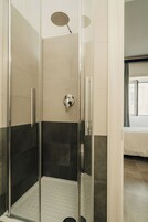 Quarto Individual | Casa de banho | Um secador de cabelo, toalhas fornecidas, sabão, champô