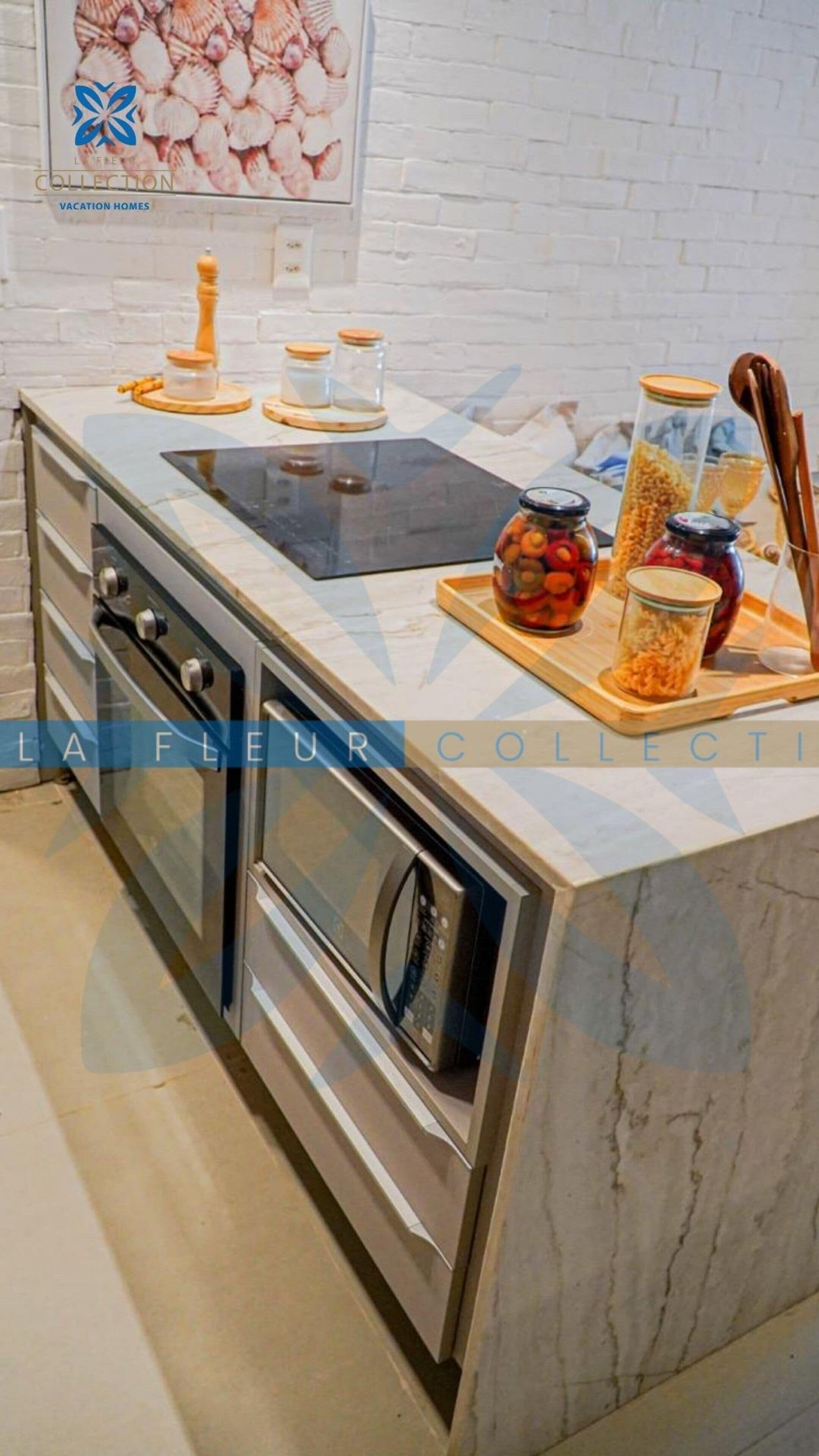 Apartamento superluxo | Cozinha privada | Cafeteira/chaleira, geladeira, micro-ondas, fogão