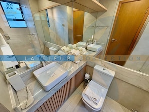 Apartamento superluxo | Banheiro | Chuveiro, produtos de toalete grátis, secador de cabelo 