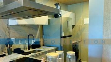 Apartamento superluxo | Cozinha privada | Cafeteira/chaleira, geladeira, micro-ondas, fogão