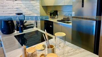 Apartamento de Luxo | Cozinha privada | Uma cafeteira/bule, um frigorífico, um micro-ondas, um forno