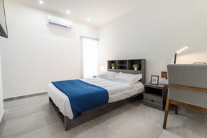 Apartamento Comfort, 1 cama queen-size, não fumadores, ar condicionado | Secretária adequada para computadores portáteis, ferro/tábua de engomar