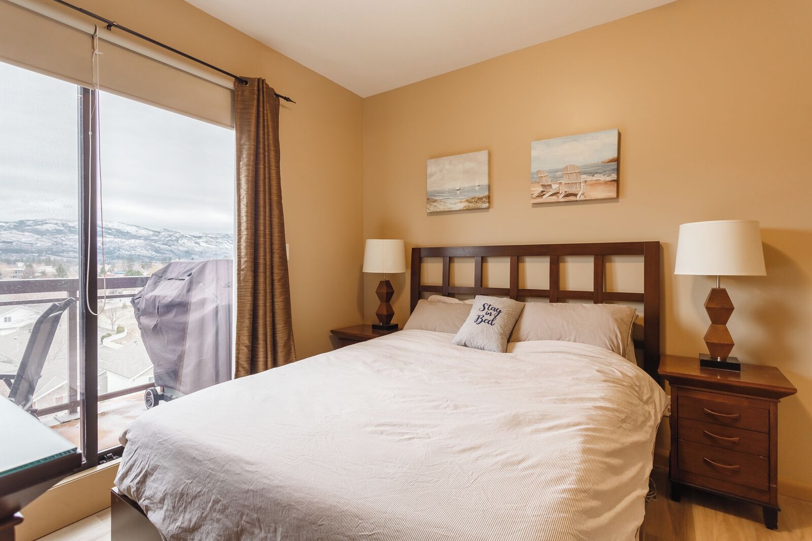 Apartamento luxo, 2 quartos, sacada, vista para a montanha | Cortinas blackout, ferros/tábuas de passar roupa, Wi-Fi de cortesia