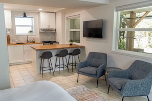 Bright Garden Studio in Queen Anne · Private Entrance · 10 Min to ...
