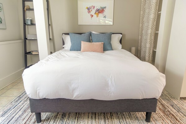 Bright Garden Studio in Queen Anne · Private Entrance · 10 Min to ...