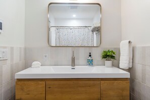 Bright Garden Studio in Queen Anne · Private Entrance · 10 Min to ...