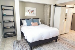 Bright Garden Studio in Queen Anne · Private Entrance · 10 Min to ...