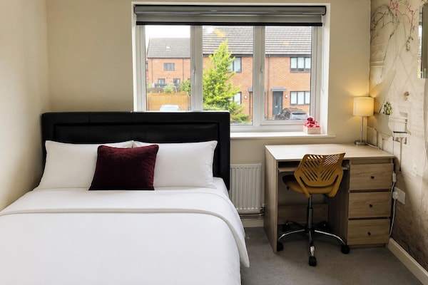 Salford Retreat - Spacious 4 Bedroom House Near City Centre Sleeps 7 - Salford
