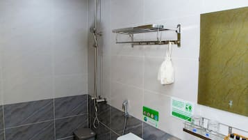 Quarto Deluxe | Casa de banho | Um secador de cabelo, toalhas fornecidas, sabão, champô