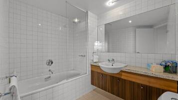 Apartamento Deluxe, varanda, Vista para a cidade | Casa de banho