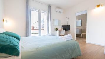Quarto Duplo Standard, varanda, vista para o pátio | Secretária, secretária adequada para computadores portáteis