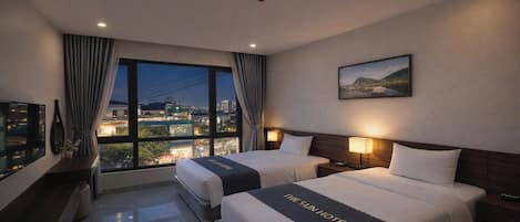 Quarto Duplo ou Twin Deluxe, Vista para a cidade | Secretária