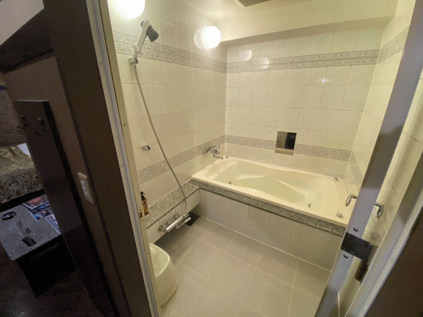 Quarto Duplo Standard | Casa de banho | Uma combinação polibã/banheira, um secador de cabelo 