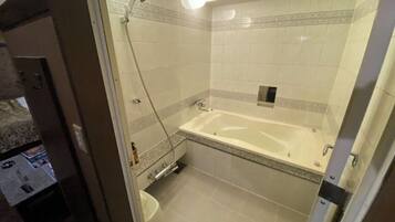 Quarto Duplo Standard | Casa de banho | Uma combinação polibã/banheira, um secador de cabelo