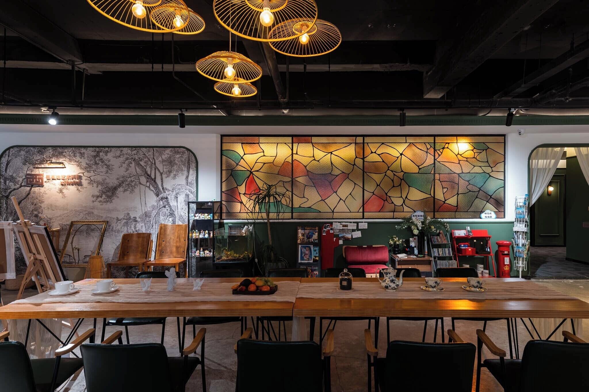 Um interior moderno com uma mesa comprida, cadeiras e uma parede com um design abstrato e colorido.
