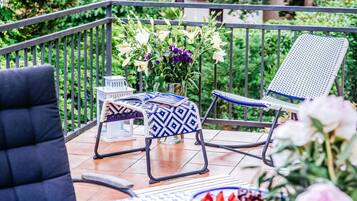 Vila, vista para o jardim | Terraço/pátio