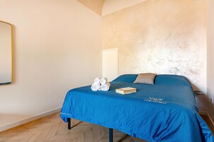 Apartamento standard, 1 quarto, ar-condicionado (La Chicca Sul Mare Sea View) | 1 quarto, Wi-Fi de cortesia, roupa de cama