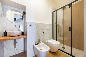 Apartamento standard, 1 quarto, ar-condicionado (La Chicca Sul Mare Sea View) | Banheiro | Chuveiro, secador de cabelo, bidê, toalhas de banho