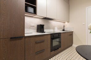 Apartamento, sacada | Cozinha americana privada | Cafeteira/chaleira, chaleira elétrica