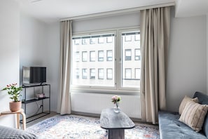 Estúdio Superior, Vista para a cidade | Sala de estar | Televisor de ecrã plano de 42 cm com canais por cabo 
