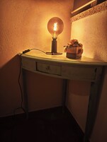 Quarto Clássico com Cama de Casal, vista para o jardim | Interior