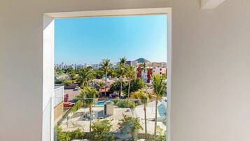 Apartamento, várias camas, varanda, Vista para a cidade (Marea Los Cabos Fragata 401) | Vista do quarto