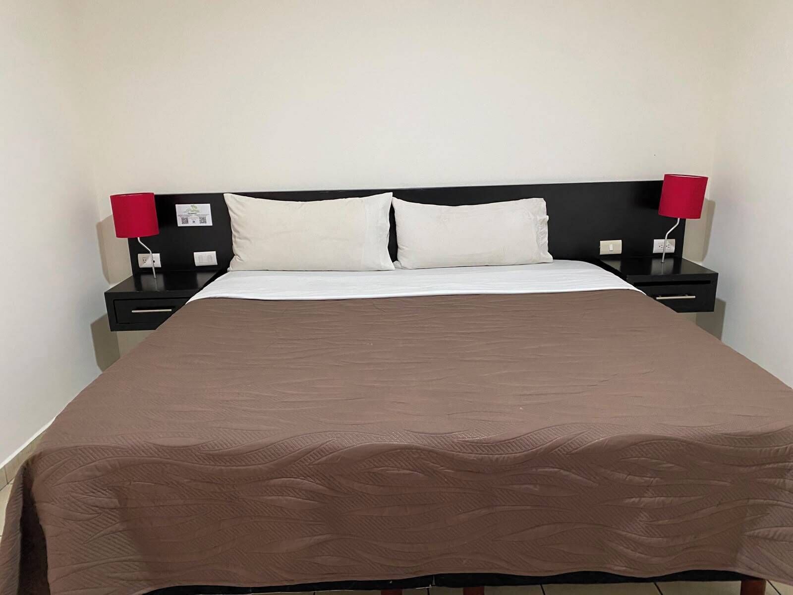 Quarto conforto | Escrivaninha, cortinas blackout, Wi-Fi de cortesia, roupa de cama