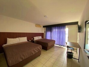 Quarto casal família | Escrivaninha, cortinas blackout, Wi-Fi de cortesia, roupa de cama