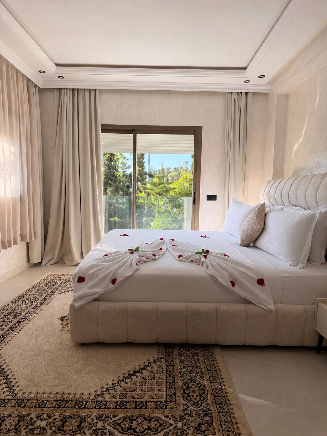 Roupas de cama premium, camas com colchões pillow-top, Wi-Fi de cortesia