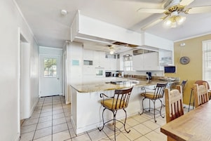 Casa, várias camas, banheira de imersão (Sunny Days Lake Retreat) | Cozinha privada