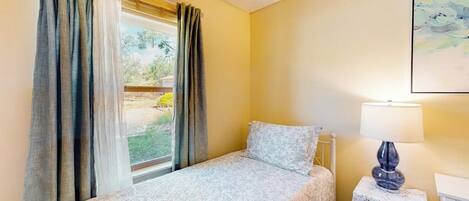 Casa, várias camas, vista para o jardim (Suniland Cottage) | 3 quartos, com decoração personalizada, com mobília individualizada