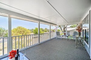 Casa, várias camas, vista para a piscina (Hillside Manor) | Vista do quarto