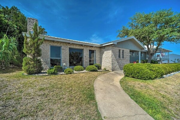 Snowbird-friendly House With Game Room, Full Kitchen, Balcony & W/d - Kerrville, TX