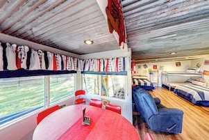 Casa, várias camas (Cottonwood Cottage on Lake LBJ) | Vista do quarto