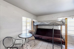 Casa, várias camas, cozinha (Sunny Days Lake Retreat) | 3 quartos, com decoração personalizada, com mobília individualizada