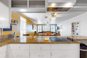 Casa, várias camas, cozinha (Sunny Days Lake Retreat) | Cozinha privada